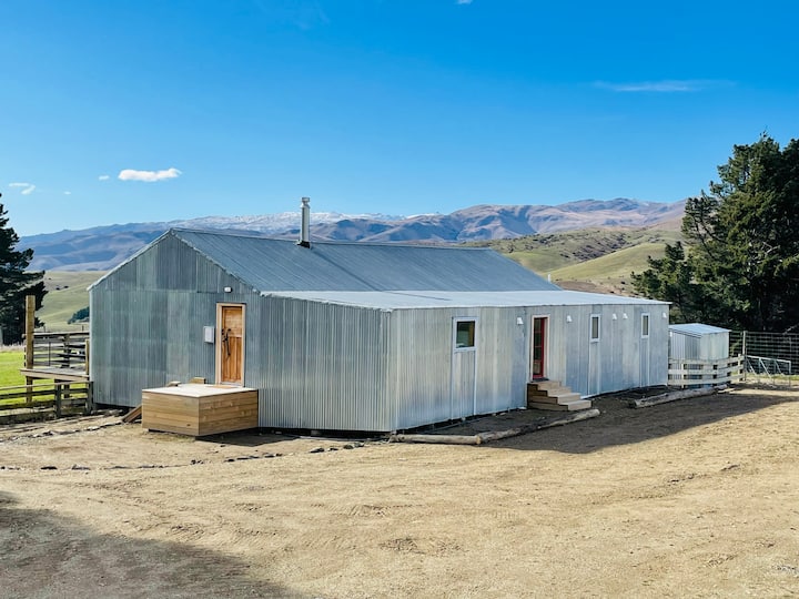 Woolshed Converted Into 4 Bedroom Accommodation. - Bannockburn, New Zealand