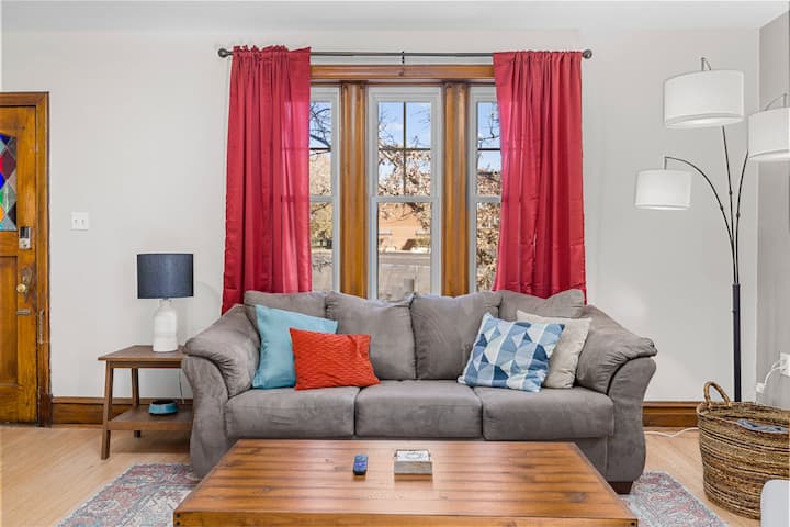 Kingbed, Spacious Home |Awesome Location | Pets Ok - Clayton, MO