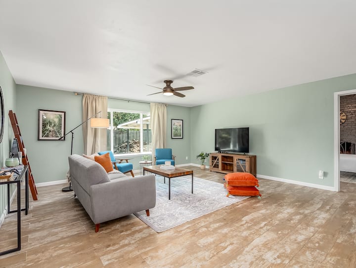 Garden Oasis Home, Garage Parking! 7min To Airport - Fresno, CA