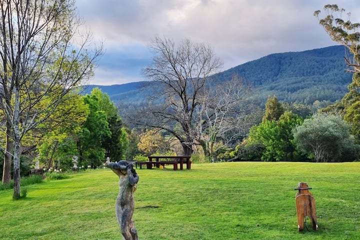 Rustic Cottage With Glorious Mountain Views! - Warburton