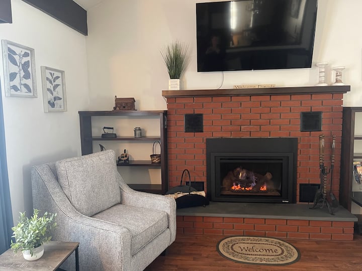 Morin Manor, Spacious Home W/fireplace, Large Yard - Glens Falls, NY