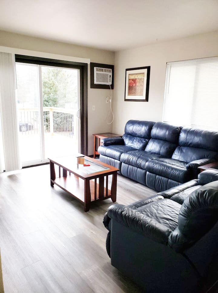 Cozy 3 Bedroom Apartment With Free Garage/parking - Stevens Point, WI