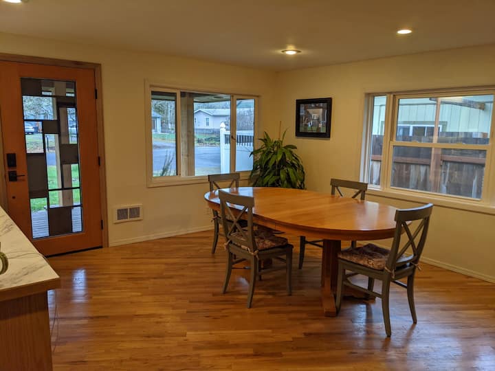 Stylish Primary Room W/ Private Ensuite Bathroom - Corvallis, OR