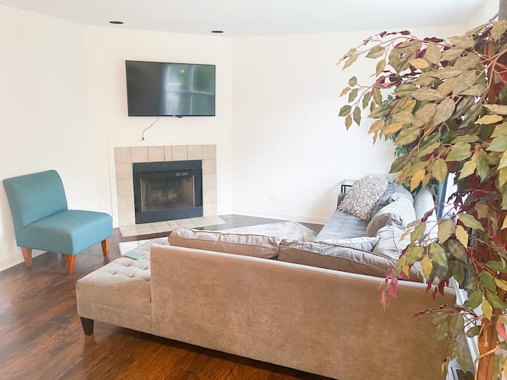 Cheerful 3 Bedroom, City Oasis - South Shore - Chicago