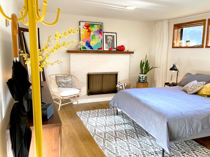 Cozy Studio Near Skytrain With Free Parking - North Vancouver