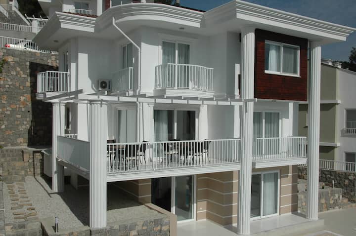 Fantastic 4 Bedroom Villa With Private Pool - Sarıgerme