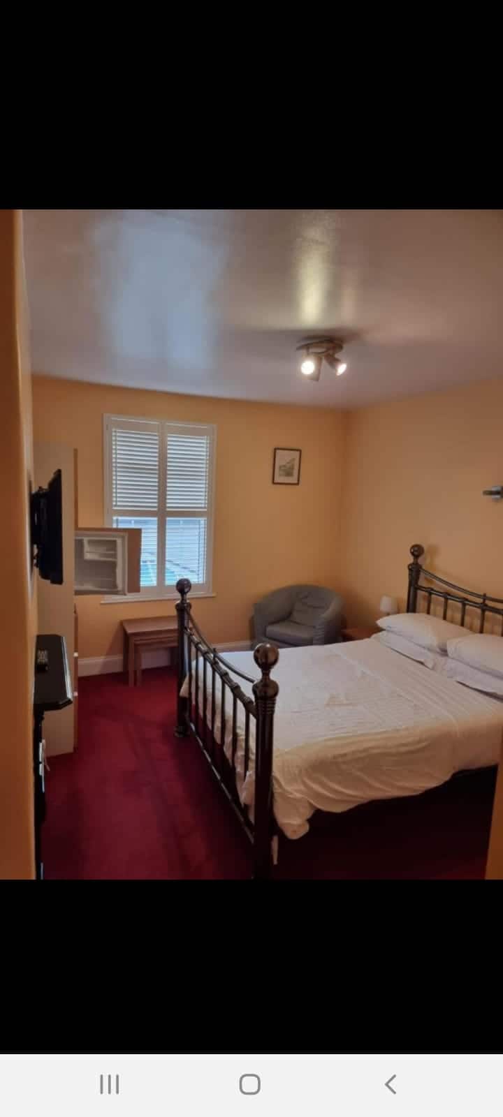 Double, Ensuite Room In Friendly Family Run House - Filton