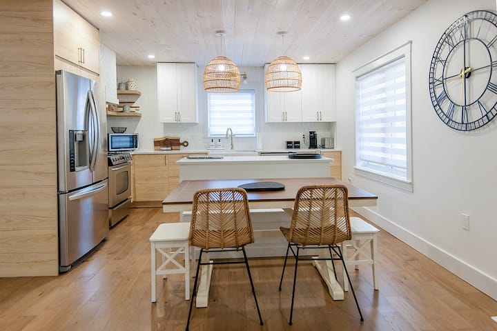 Wavecrest Cottage -Newer Built - Premium Comfort - Kingsville
