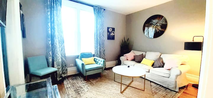 Downtown 3 Bedroom Apartment, Parking For 3 Cars! - London