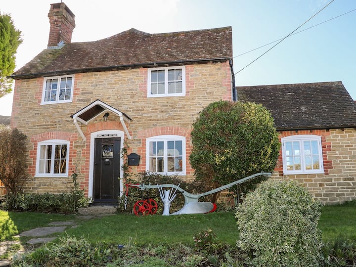 Apple Tree Cottage In Rural Village Location - Horsham, UK