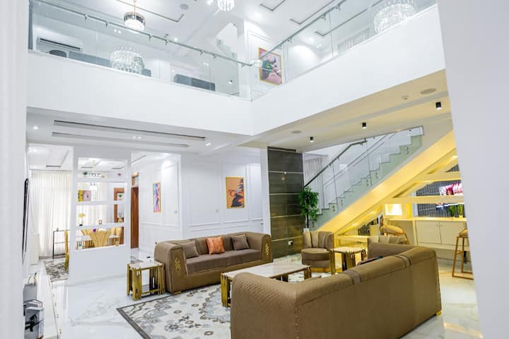 Luxury 6 Bedroom  With A Private Cinema And Pool - Lagos