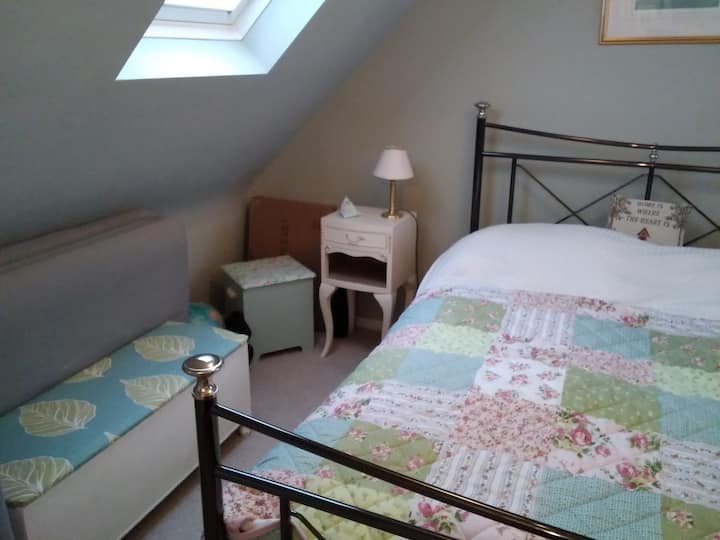Delightful Bedroom In A Contemporary Detached Home - Selsey