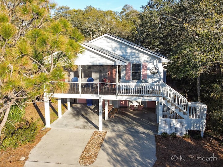 Beauty & The Beach: Family & Pets, Walk To Beach! - Oak Island, NC