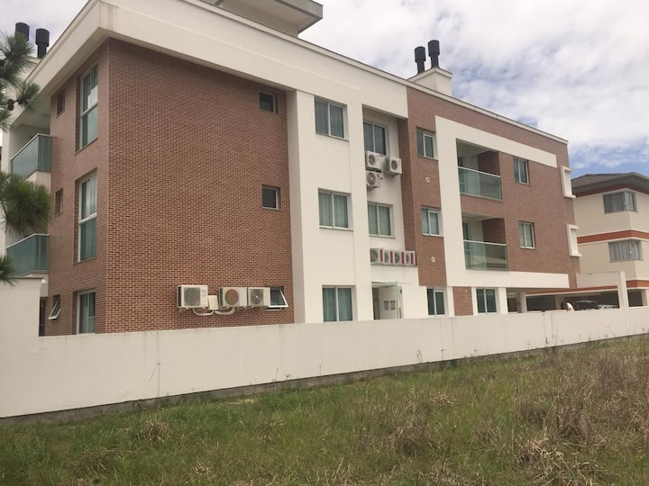 Agradável E Arejado Apartamento, Novo Em Rua Calma - Governador Celso Ramos