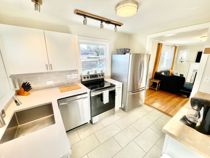 A Cute, Renovated Cottage Walk To Downtown C'ville - Charlottesville, VA