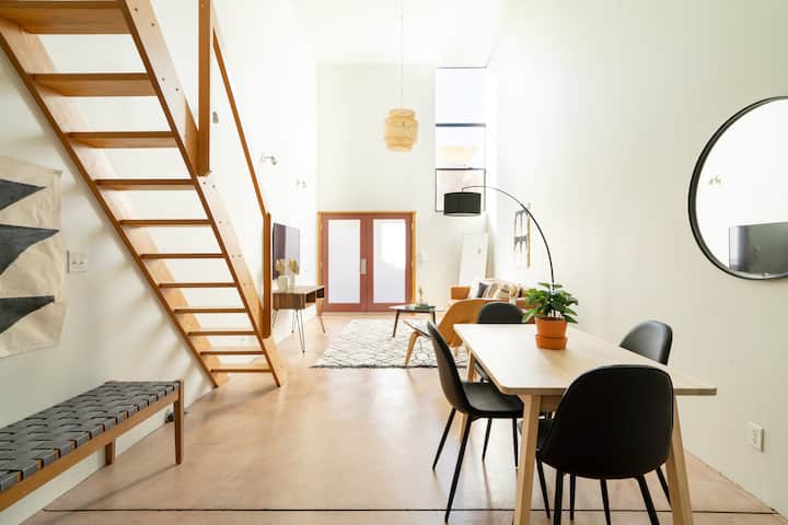 Centrally Located Designer Loft W/ Parking And A/c - San Diego County, CA