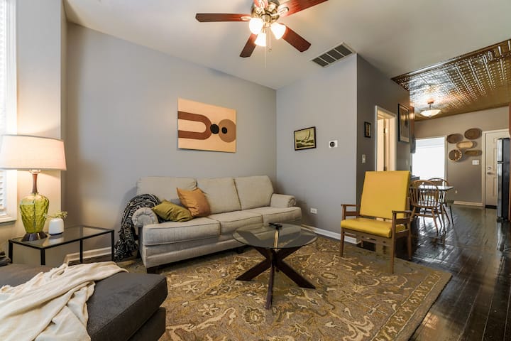 Lovely 3br Duplex W/ Parking! Sleeps 8! - Chicago, IL