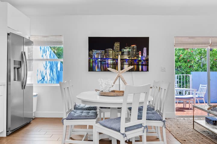 Lovely Townhome In Key Biscayne. 2 Bedrooms 2 Bath - Key Biscayne