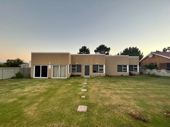 Spacious 3 Bedroom Home In Kleinmond - Kleinmond