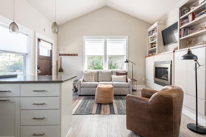 Modern 1-bedroom With Indoor Fire Place. - Portland, OR