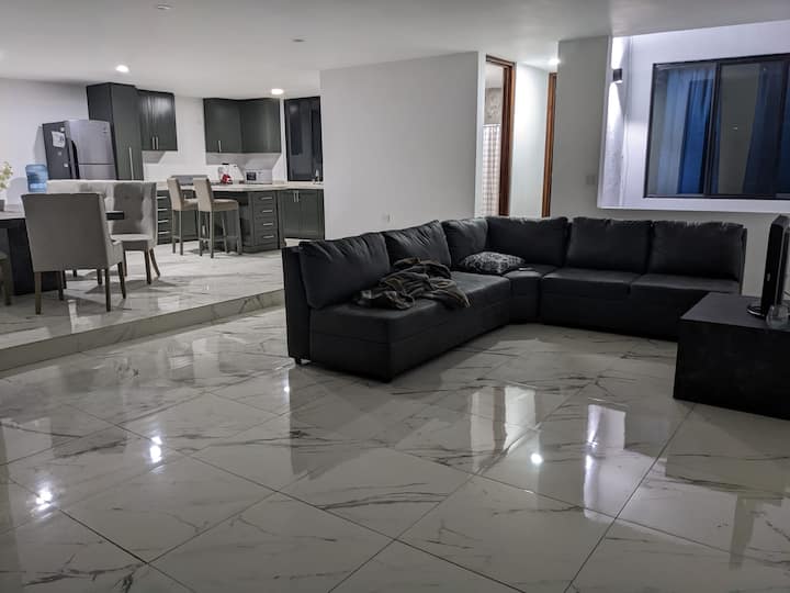 Casa Amplia En Zona Exclusiva - Aguascalientes