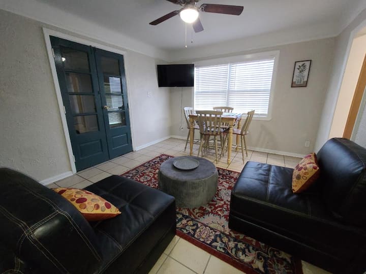 Cozy 3br-2br Retreat Steps To Ochsner Nola Gateway - Metairie, LA