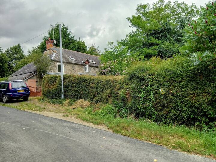 Cheerful 3 Bedroom Cottage With Large Front Garden - Merdrignac