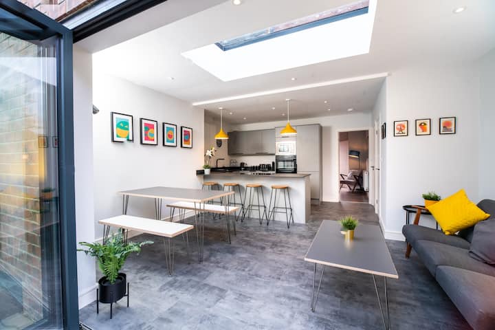 Stunning 3-bed House With All Mod Cons And Parking - Leeds