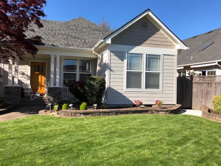 Bright 2 Bedroom Home With Indoor Fireplace - Eugene, OR