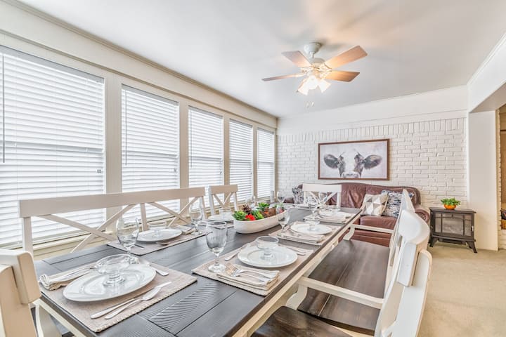 The Austin House - A Stunning River Oaks Getaway - Abilene, TX