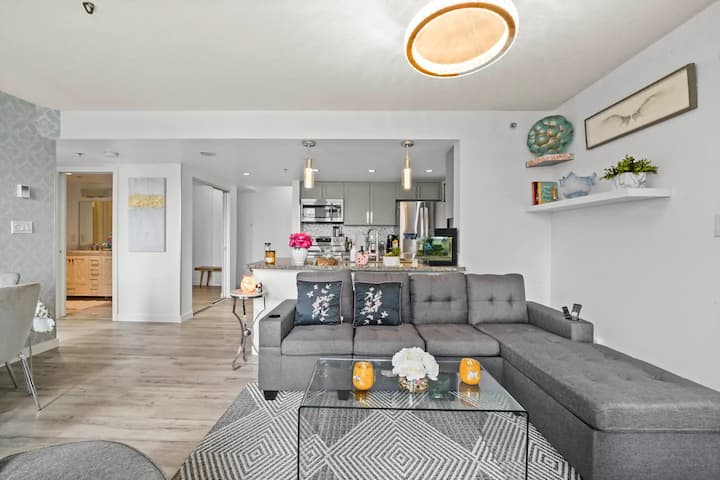 A Beautiful Private Room In Large Shared Condo - Vancouver