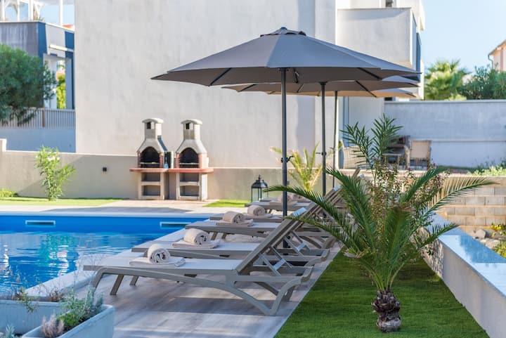 Meteorite Apartments For 24 With Pool - Novalja