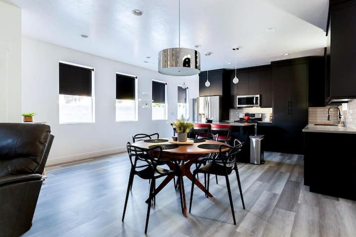 Immaculate Modern Downtown Home - St. George, UT