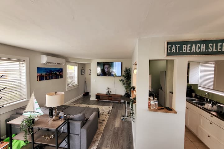 Townhouse With Parking Located Near Um & 8th St - Miami, FL