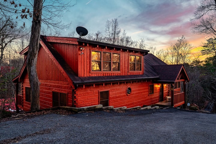 Family Retreat! 4bd/4ba Cabin With Hot Tub! - Sevierville, TN