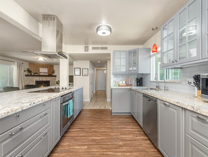 Cozy Modern Home | Fast Internet | Parking + Yard - Fresno, CA