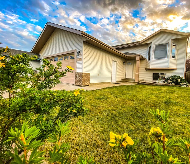 Cozy And Spacious 5 Bedroom. Home Away From Home. - Grande Prairie
