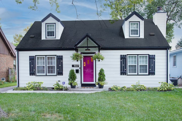 Colorful & Quiet 3-bedroom Charmer Near Downtown - Des Moines, IA