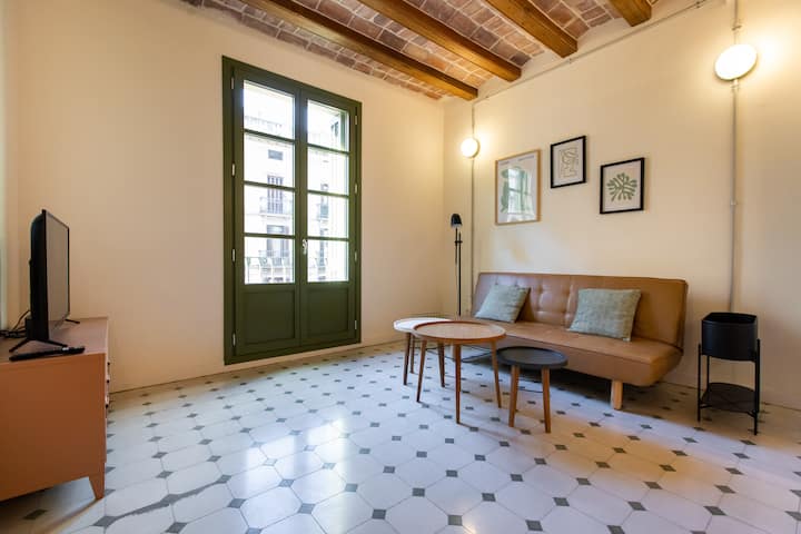 Piso Modernista Restaurado Con Balcón - 
