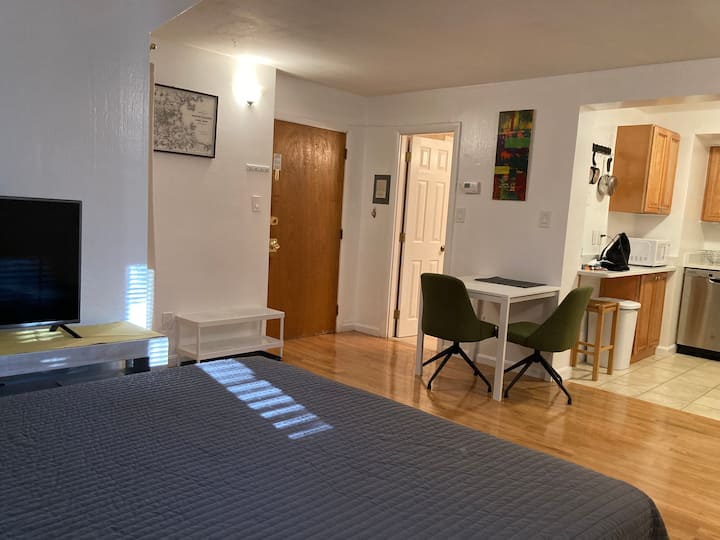 Spacious Studio Near Washington Square - Cambridge, MA