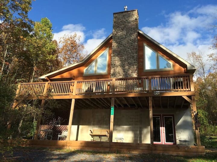 Beautiful 3 Bedroom Log Home, Lake Side - Owasco Lake, NY