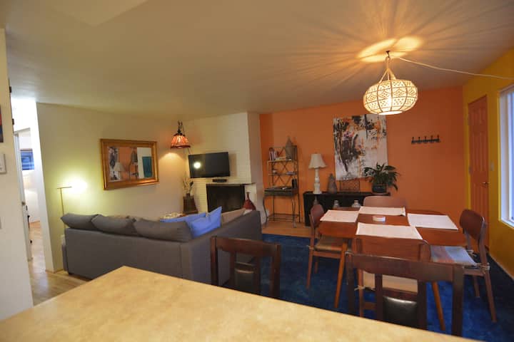 Cheerful 2-bedroom Home With Covered Parking - Eugene, OR