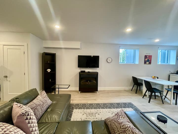 Spacious 2 Bedroom Guest Suite - 오타와