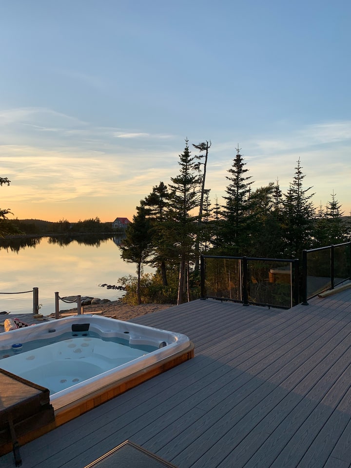 Luxury Waterfront Home With Hot Tub And Sauna - St. John’s