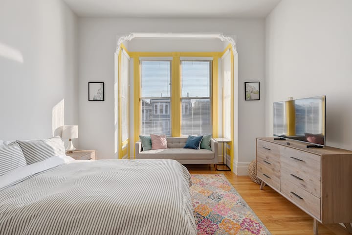 Hip & Sunny Top Floor Victorian Studio - San Francisco, CA