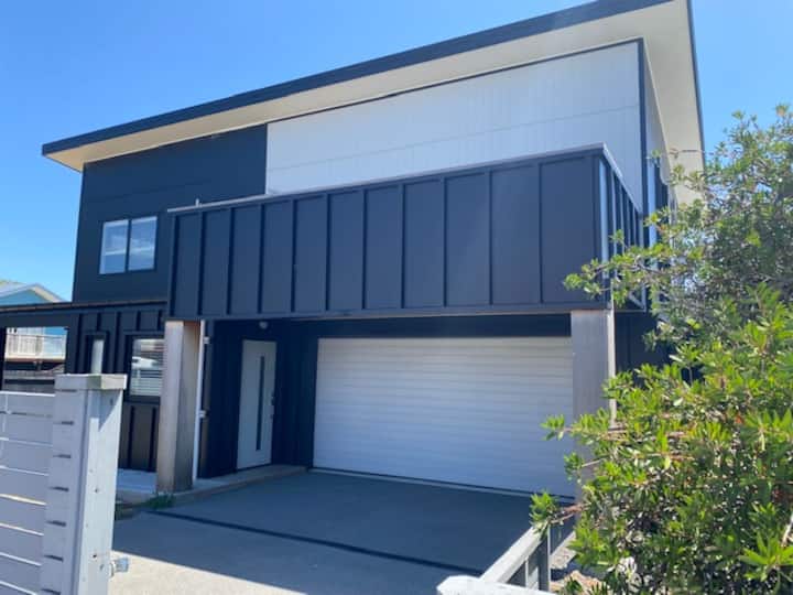 Modern, Spacious House Just 4 Minute Walk To Beach - Ruakākā