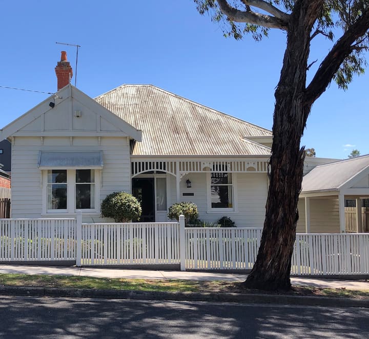 Gorgeous Three Bedroom House In A Prime Location - Geelong