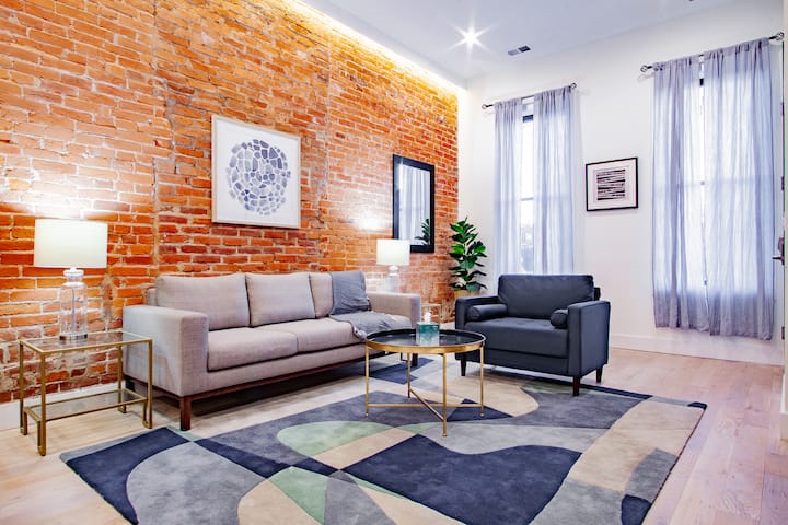Vibrant 2-br Luxe Flat Adjacent Eastern Market Wal - Washington, D.C.
