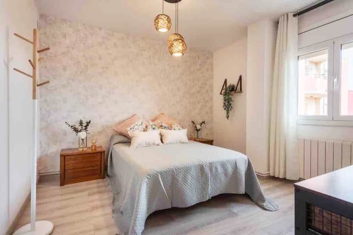 Bright Room2, 10 Mins Walk From Dali Museum & Ave! - Costa Brava