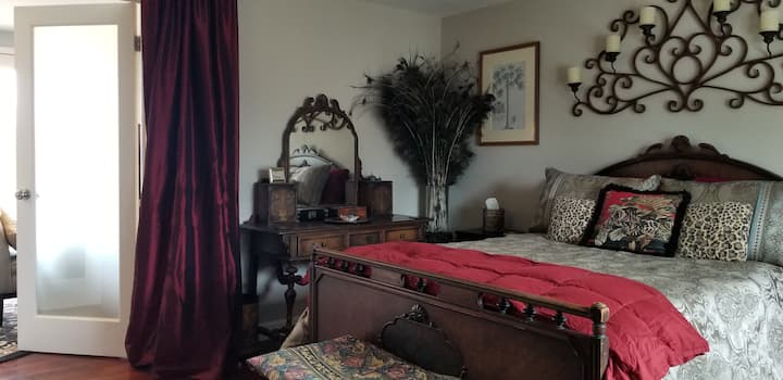 Regal Spa Suite, (3 Rms) Spa Bath, Pool & Hot Tub - Kansas City, MO